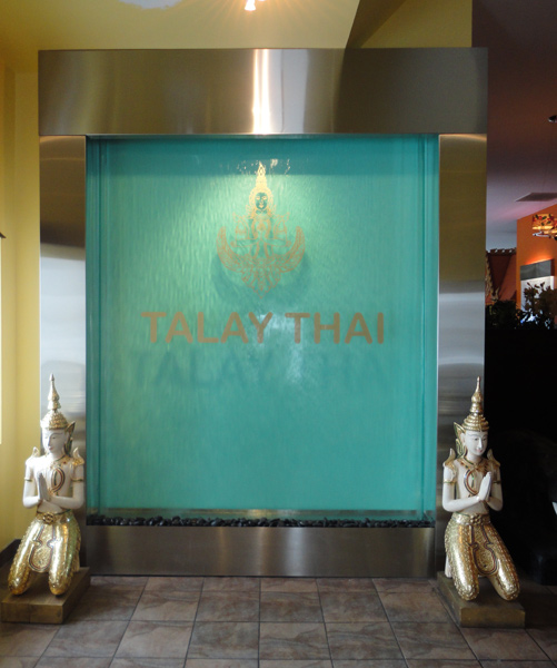 Mur autoportant avec logo dans un restaurant